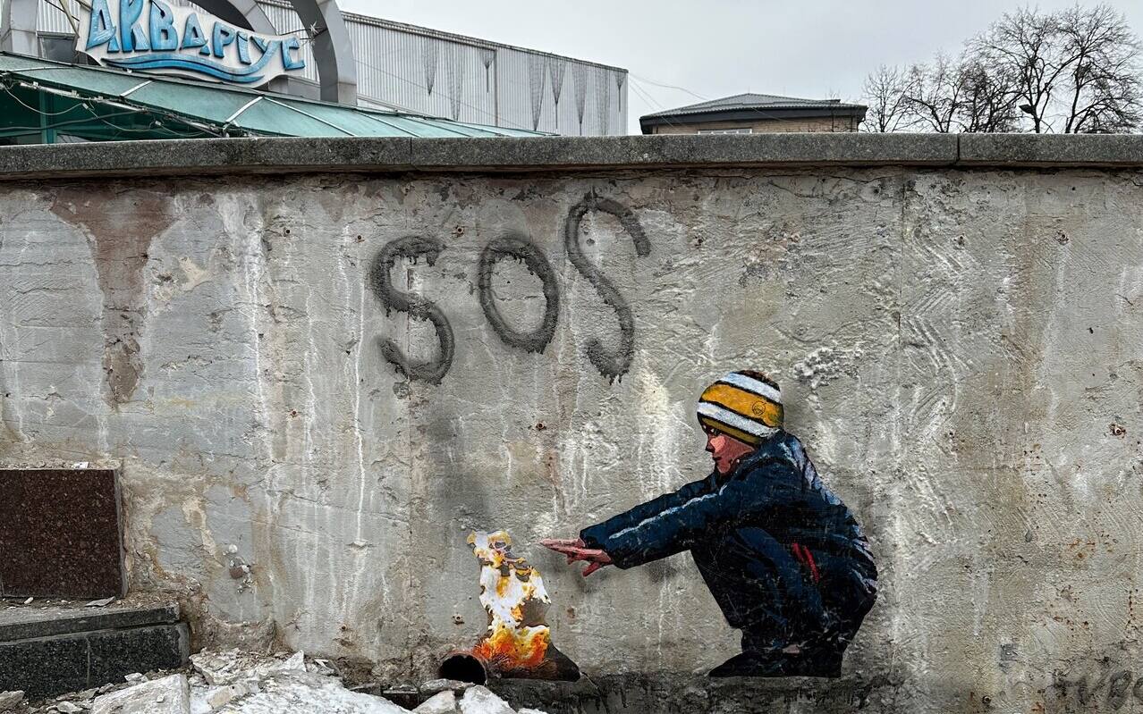 Ucraina, le opere dello street artist Tvboy nelle strade di Kiev, Bucha ...
