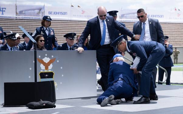 Stati Uniti, Joe Biden inciampa e cade sul palco durante cerimonia dei ...