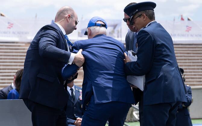 Stati Uniti, Joe Biden inciampa e cade sul palco durante cerimonia dei ...