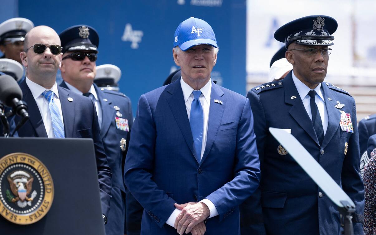Stati Uniti, Joe Biden inciampa e cade sul palco durante cerimonia dei ...