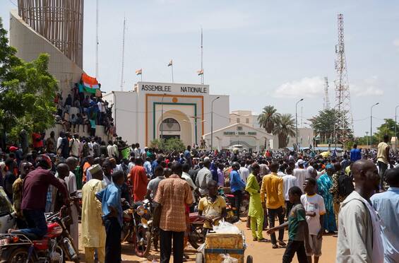 Colpo di stato in Niger, proteste all’Ambasciata francese. Macron: “Non ...