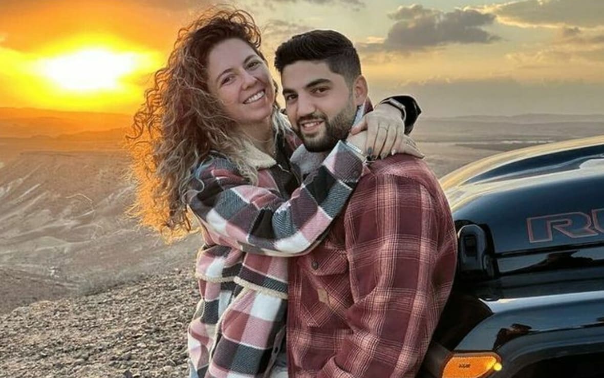 Uccisa al rave in Israele, il padre recupera il corpo in un'auto con ...