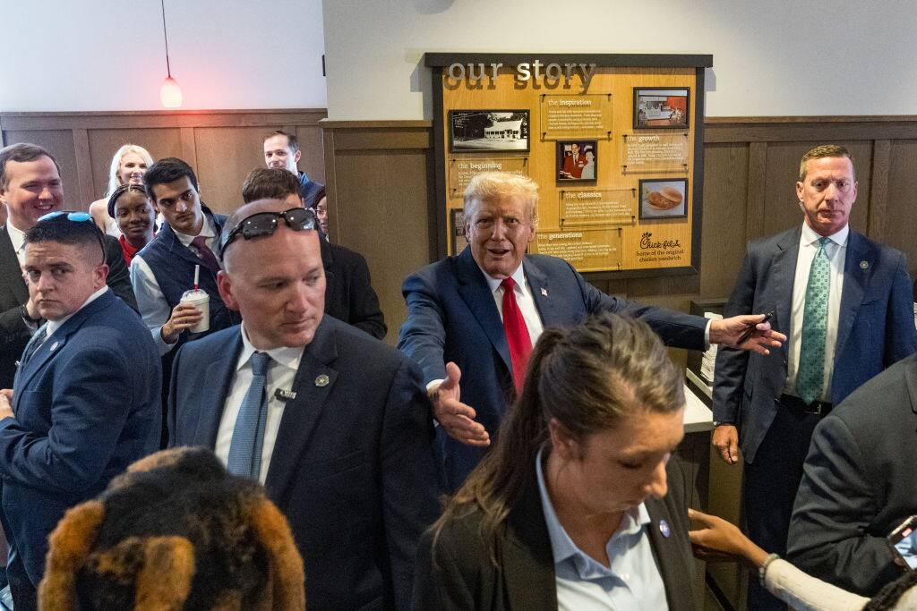 Trump offre 30 frappè e del pollo ai clienti di un fast food ad Atlanta ...