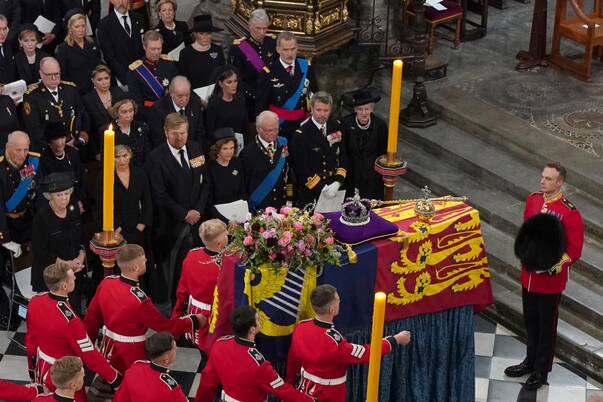 Funerali regina Elisabetta, tutti i simboli sulla bara: dal biglietto ...
