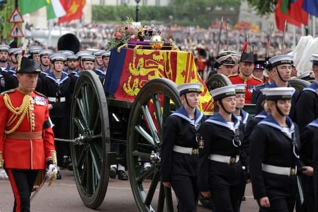 Funerali regina Elisabetta, tutti i simboli sulla bara: dal biglietto ...