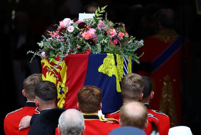 Funerali regina Elisabetta, tutti i simboli sulla bara: dal biglietto ...