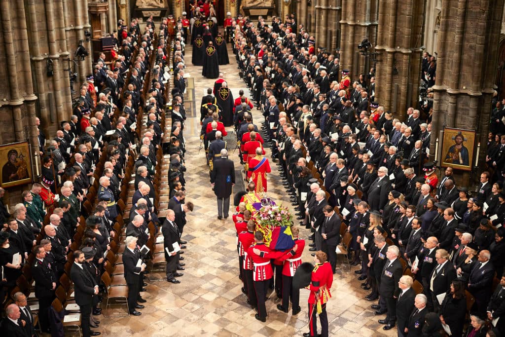 Funerali regina Elisabetta, tutti i simboli sulla bara: dal biglietto ...