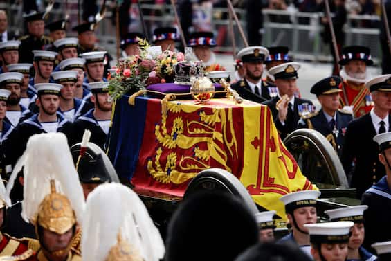 Funerali regina Elisabetta, tutti i simboli sulla bara: dal biglietto ...