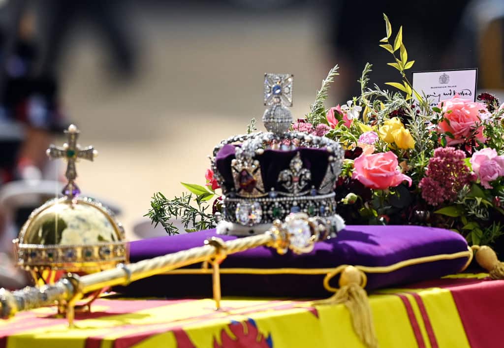 Funerali regina Elisabetta, tutti i simboli sulla bara: dal biglietto ...