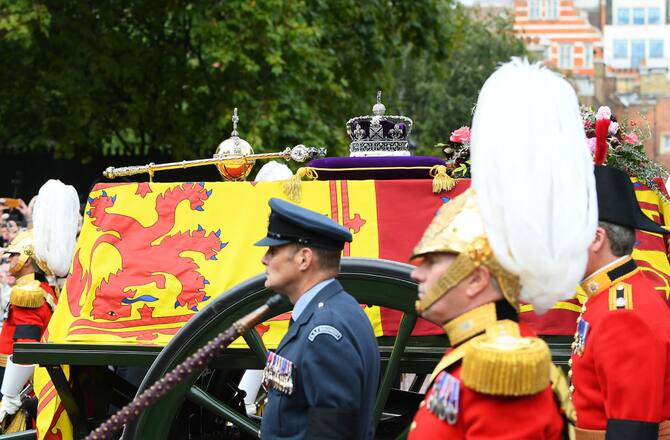 Funerali regina Elisabetta, tutti i simboli sulla bara: dal biglietto ...