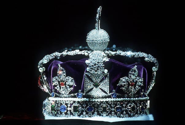 Otto curiosità sulla corona della regina Elisabetta: quanto pesa ...