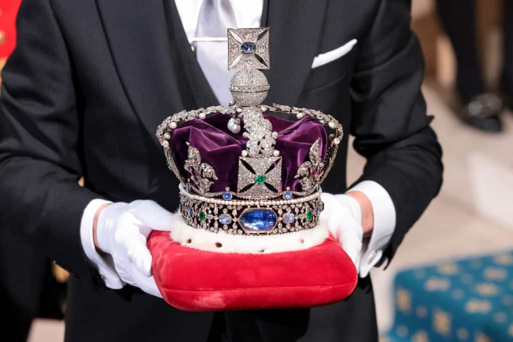Otto curiosità sulla corona della regina Elisabetta: quanto pesa ...
