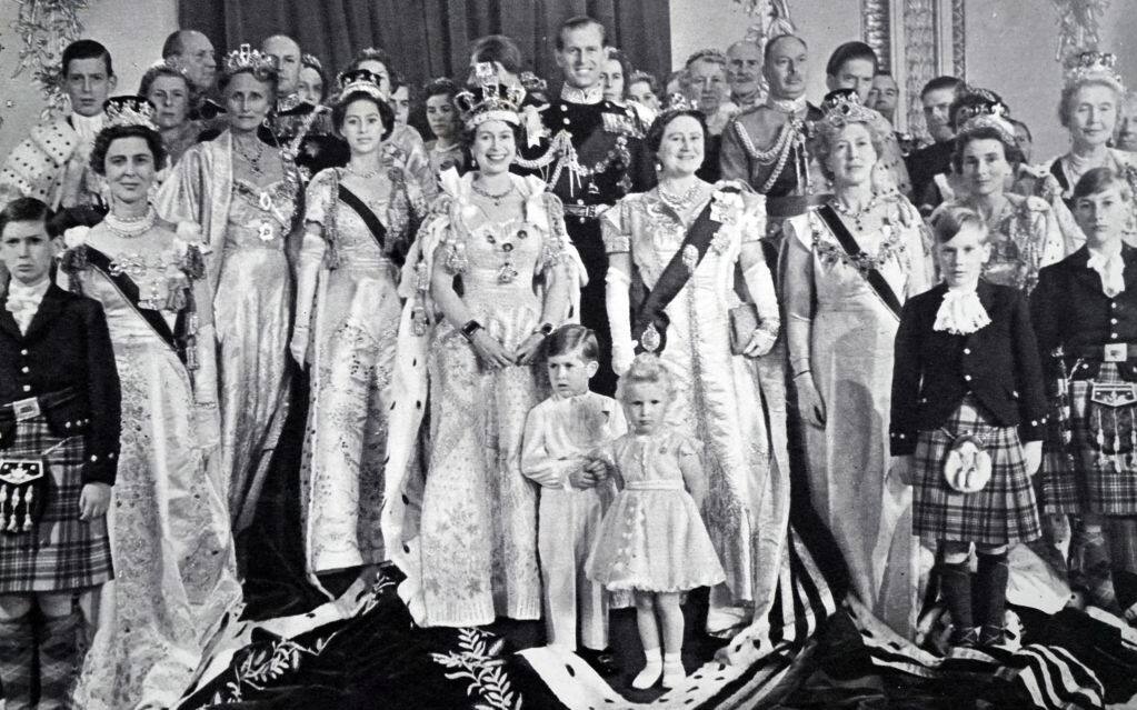 Regina Elisabetta II, gli storici momenti dell'incoronazione. FOTO ...