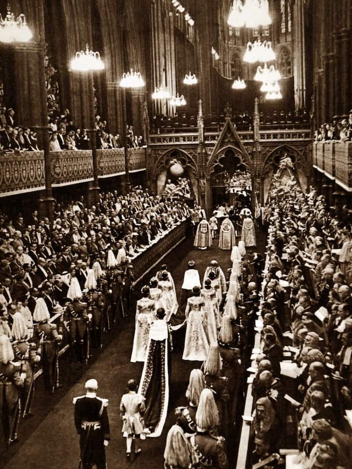 Regina Elisabetta II, gli storici momenti dell'incoronazione. FOTO ...