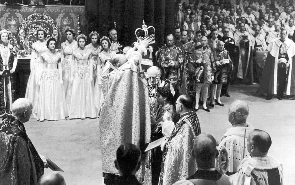 Regina Elisabetta II, gli storici momenti dell'incoronazione. FOTO ...