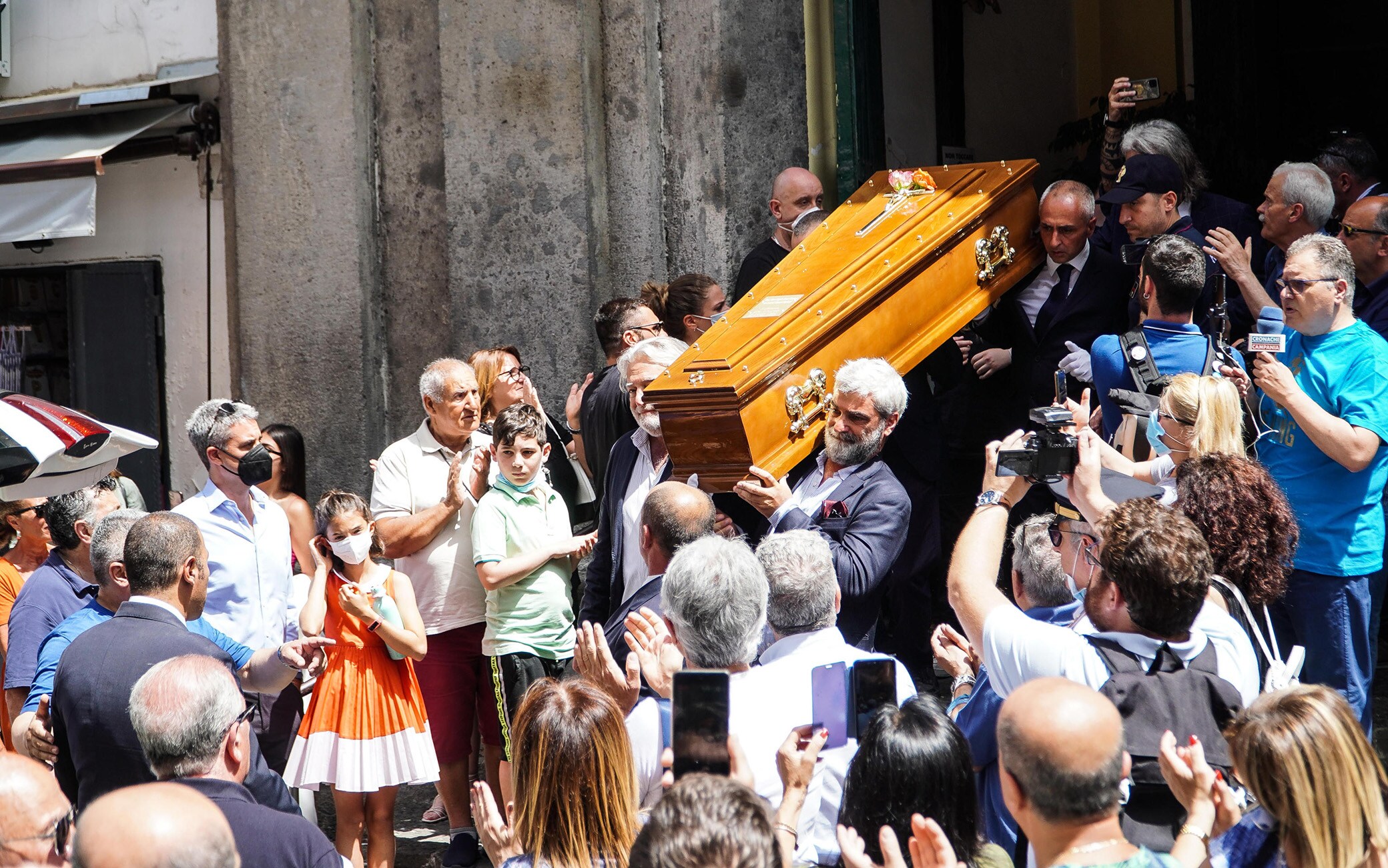 Napoli, funerali di Liliana De Curtis: l'applauso del rione Sanità per ...