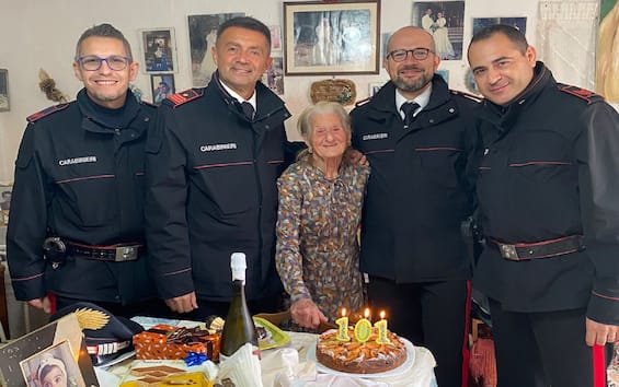 Favignana, zia Rosina festeggia i 101 anni insieme ai carabinieri | Sky ...