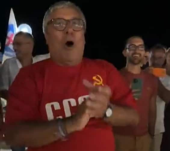 Palermo, Cuffaro con maglia rossa Cccp e pugno chiuso canta Bella Ciao ...