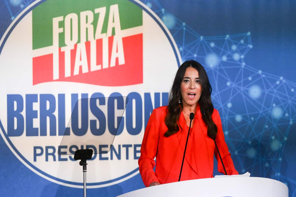 Berlusconi inaugura la nuova sede di Forza Italia a Milano | Sky TG24