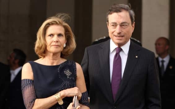 Mario Draghi e la moglie Serenella festeggiano 50 anni di matrimonio ...