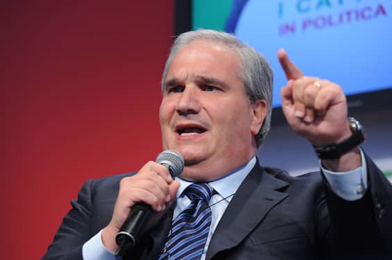 PD, Fioroni è il primo ad andarsene, ma Schlein esclude scissione | Sky ...