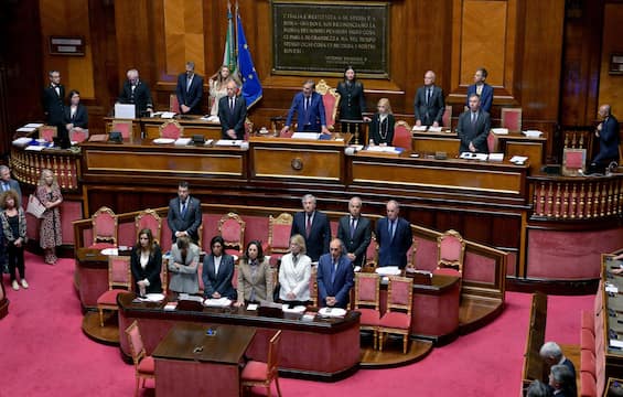 Il Senato commemora Silvio Berlusconi, 5 stelle scelgono il silenzio ...