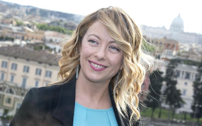 Giorgia Meloni da giovane: come è cambiato oggi il look della leader di FdI. FOTO | Sky TG24