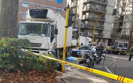 Incidente a Roma, scontro tra scooter e autocarro: morti due 18enni ...