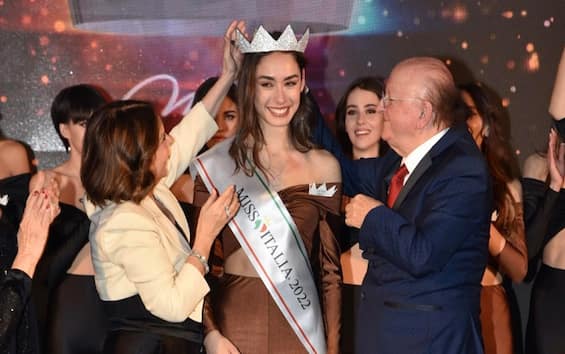 Miss Italia 2022, vince la 18enne romana Lavinia Abate | Sky TG24
