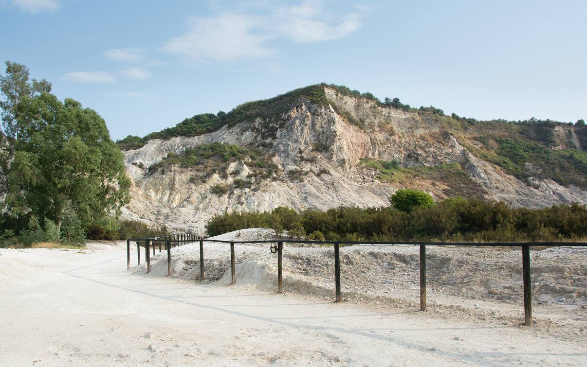 Campi Flegrei, lo studio: si avvicina la rottura della crosta della ...