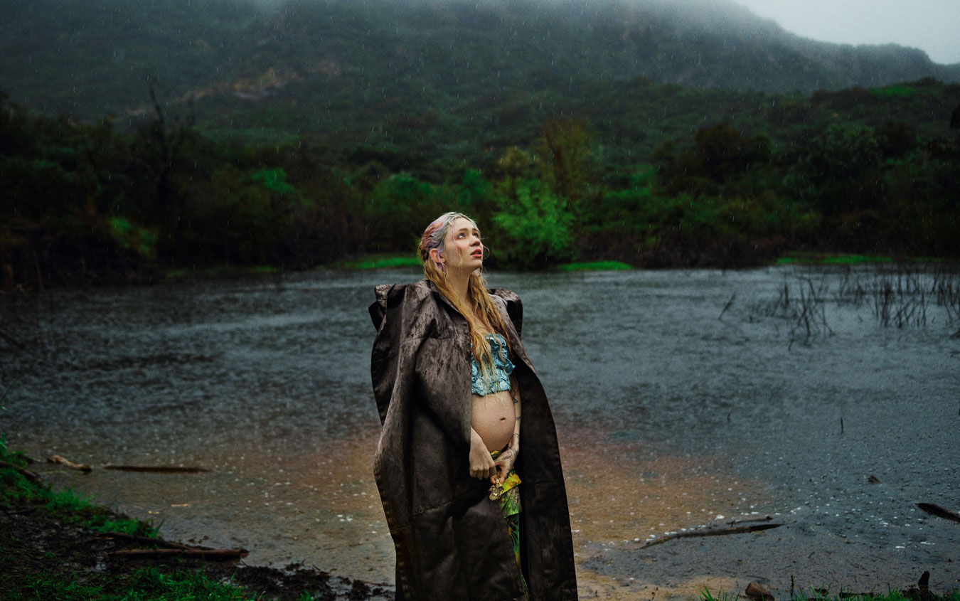 Grimes, appena diventata mamma, sulla copertina di Vogue
