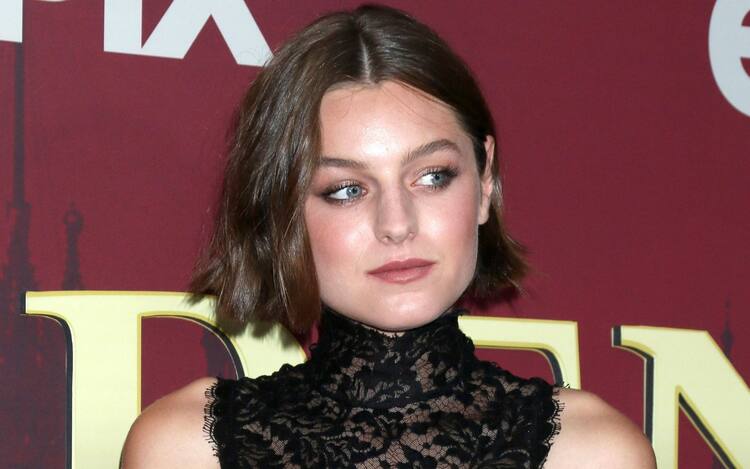 Emma Corrin, il cambio pronome ed il chest binder per la star di The ...