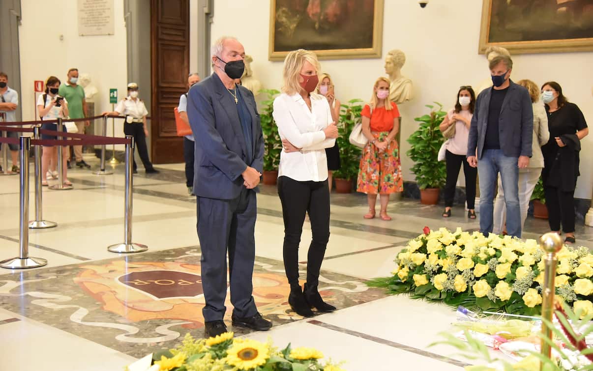 Raffaella Carrà, la camera ardente in Campidoglio | Sky TG24