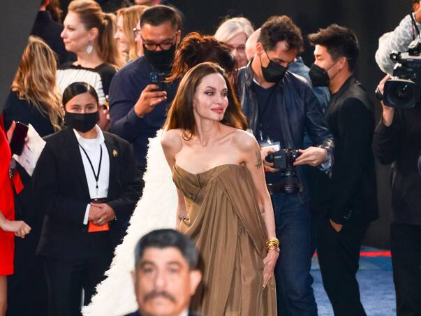Angelina Jolie sul red carpet di Eternals con il chin cuff, gioiello ...