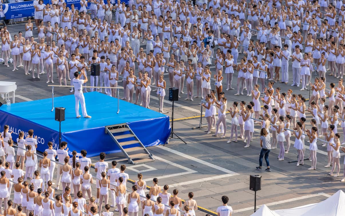 Ballo in bianco, la lezione di danza di Roberto Bolle in piazza Duomo ...