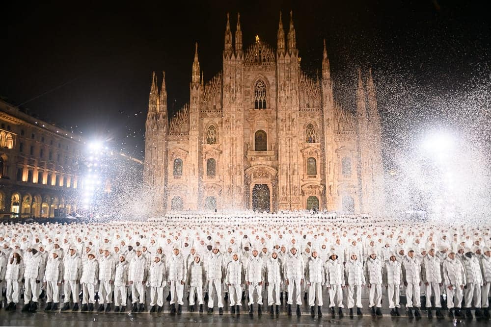 Piumini e coriandoli nello spettacolo per i 70 anni di Moncler. FOTO