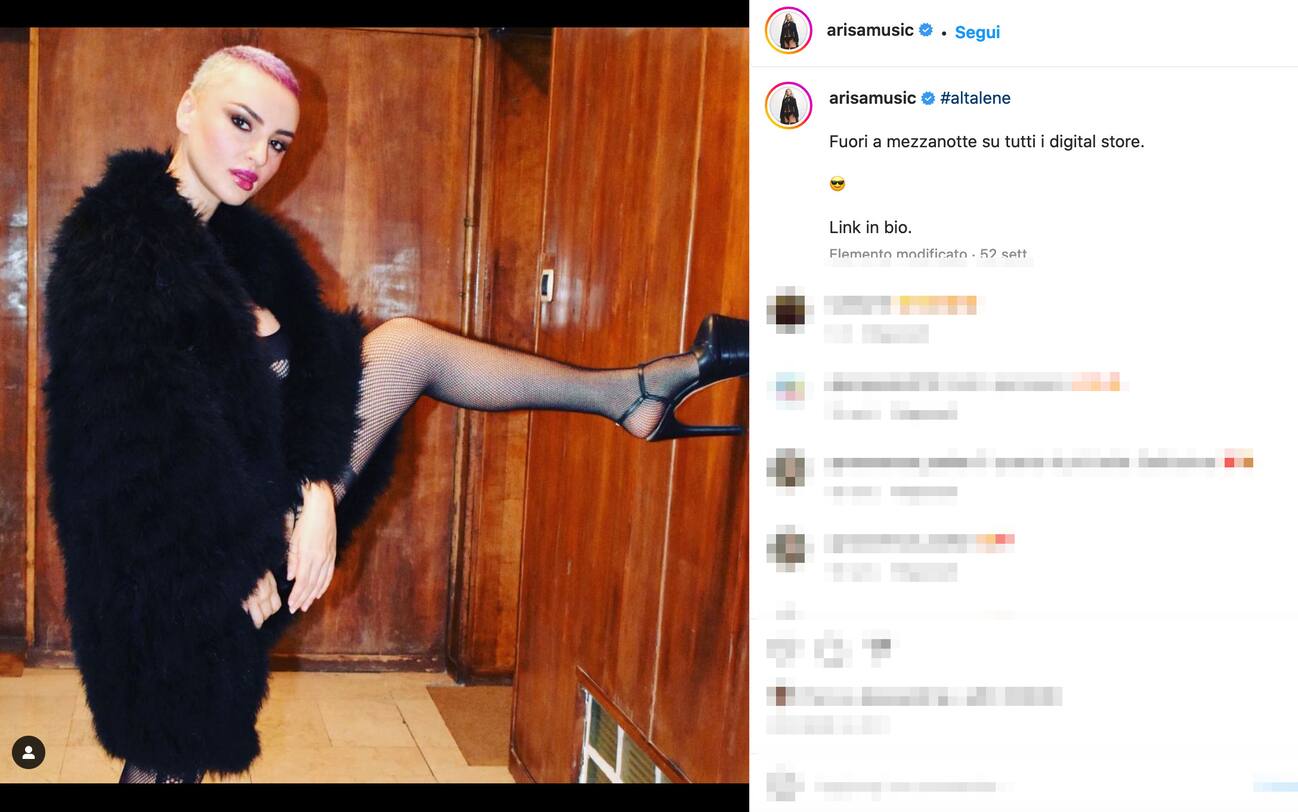 Arisa, tutti i look più stravaganti dalla ghirlanda di piume alle foto in intimo nelle campagne ...