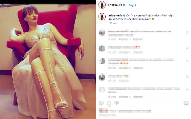 Arisa, tutti i look più stravaganti dalla ghirlanda di piume alle foto in intimo nelle campagne ...