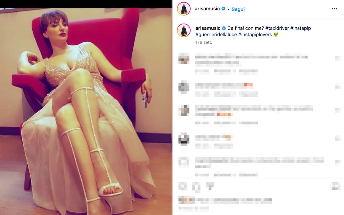 Arisa, tutti i look più stravaganti dalla ghirlanda di piume alle foto in intimo nelle campagne ...