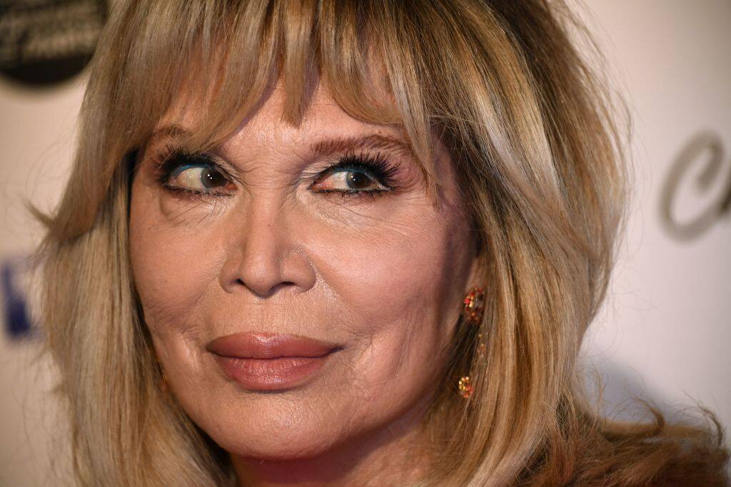Auguri Amanda Lear, la musa di Dalì oggi compirebbe 84 anni (o forse no)