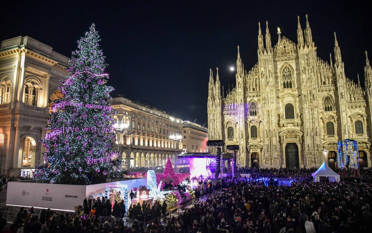 Milano, l'accensione dell'albero di Natale in Duomo con l'Estetista ...