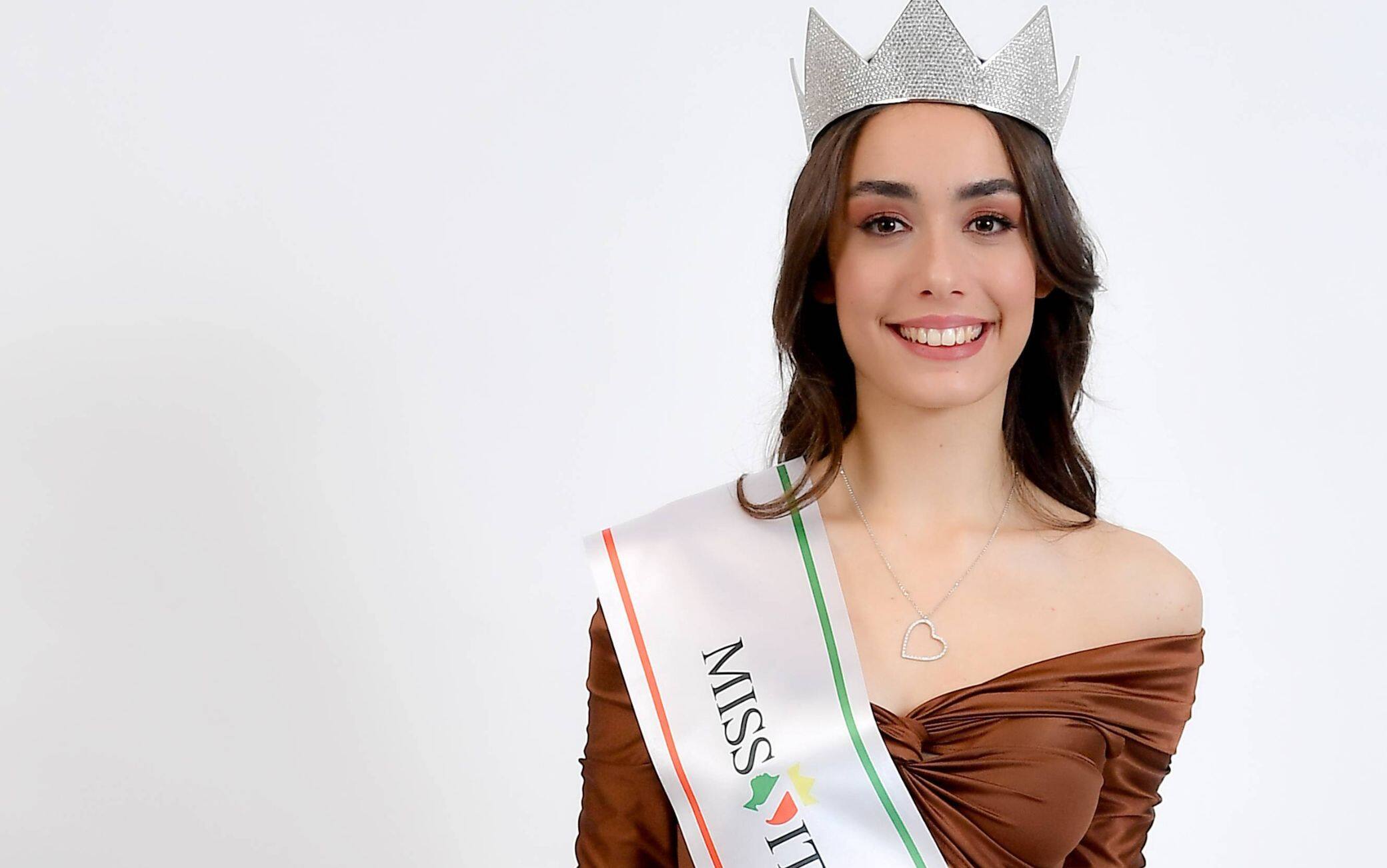 Miss Italia 2022, chi è la vincitrice Lavinia Abate: la sua storia ...