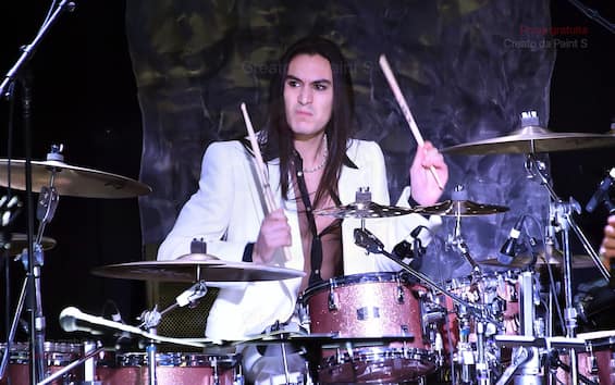 Måneskin, il batterista Ethan rasato a zero dopo il concerto di Bari ...