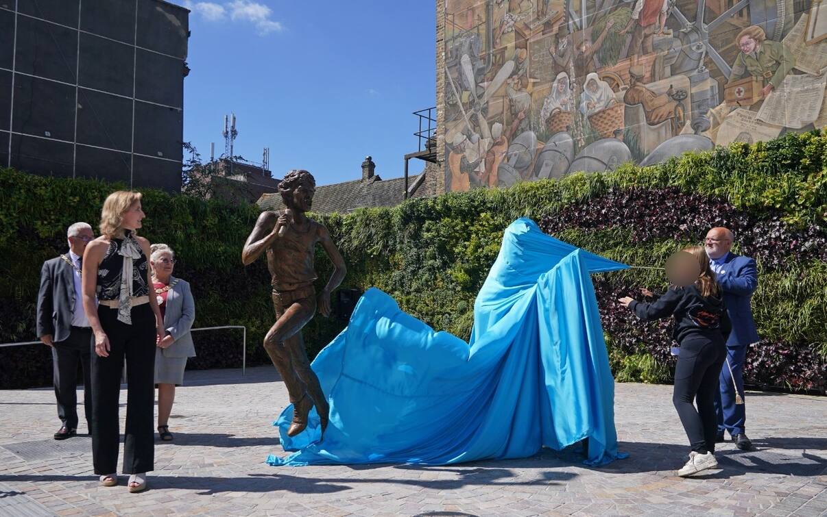 Mick Jagger e Keith Richards, inaugurate statue in bronzo a Dartford ...