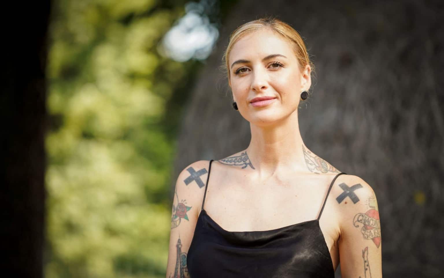 Ema Stokholma cancella tutti i suoi tatuaggi