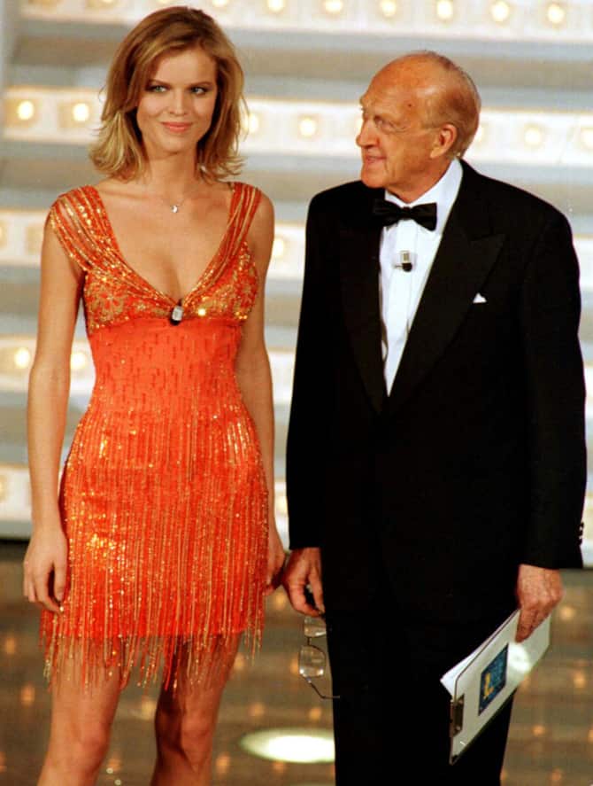 Eva Herzigova compie 50 anni. Tra passerelle e red carpet, i suoi look ...
