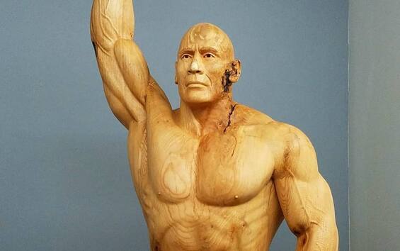 The Rock, un fan intaglia una statua in suo onore: le FOTO