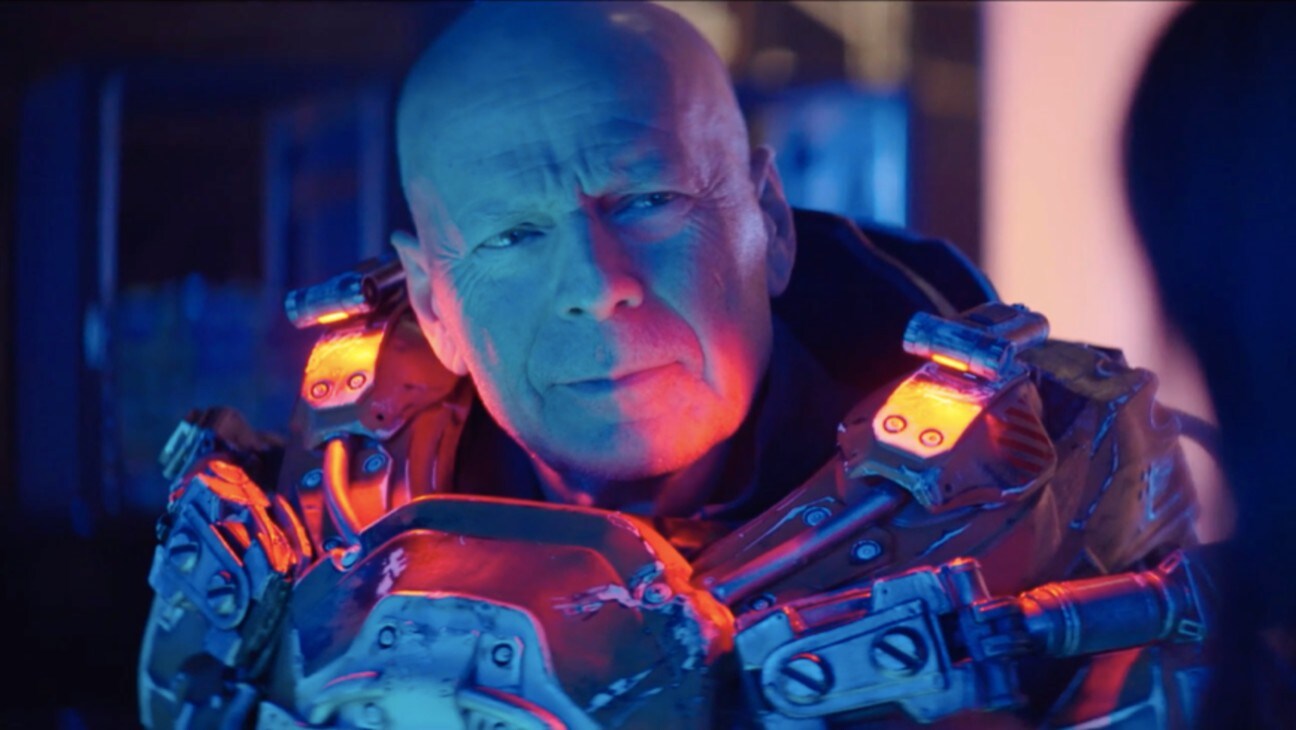 Online il primo trailer di Cosmic Sin, con Bruce Willis che combatte ...