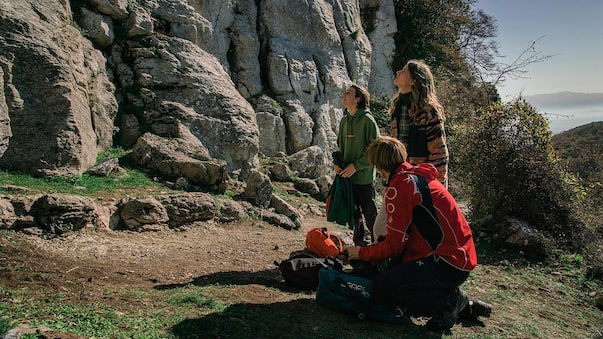 Il filo invisibile, il cast del film Netflix con Filippo Timi e ...