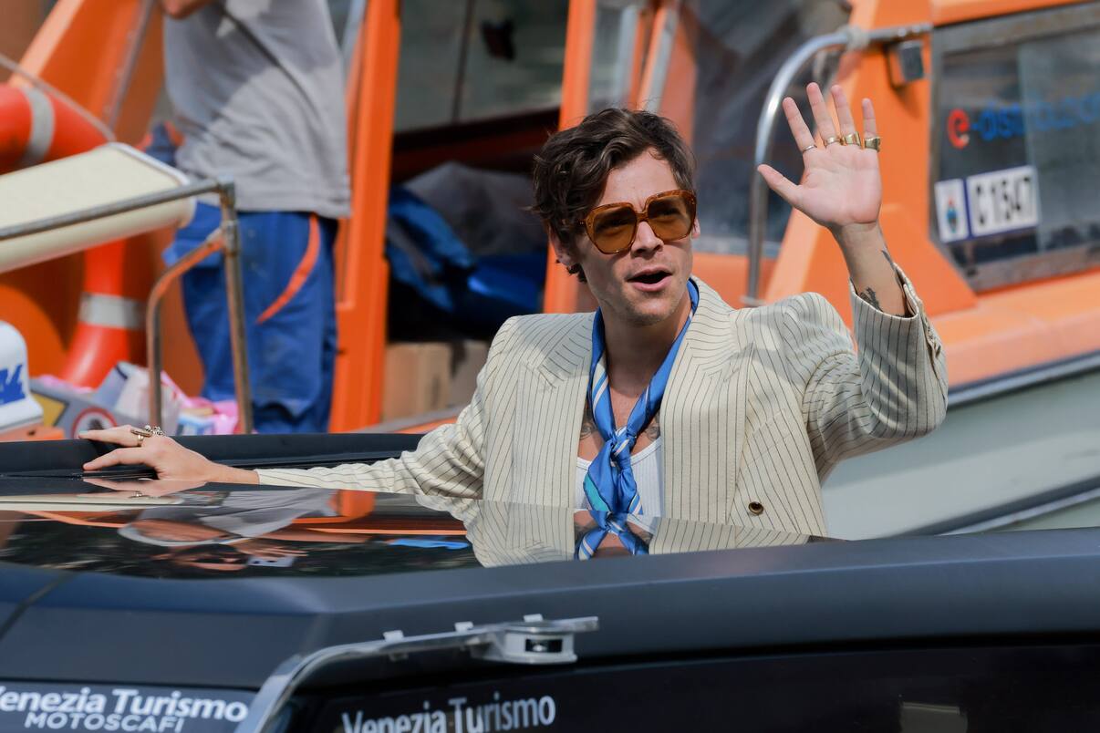 Mostra del Cinema di Venezia, l'arrivo di Harry Styles al Lido I Sky Tg24